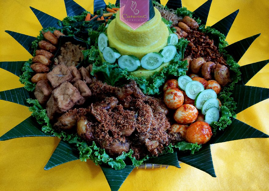 Tumpeng Besar Nasi Kuning Ayam Serundeng Komplit, Makanan & Minuman ...