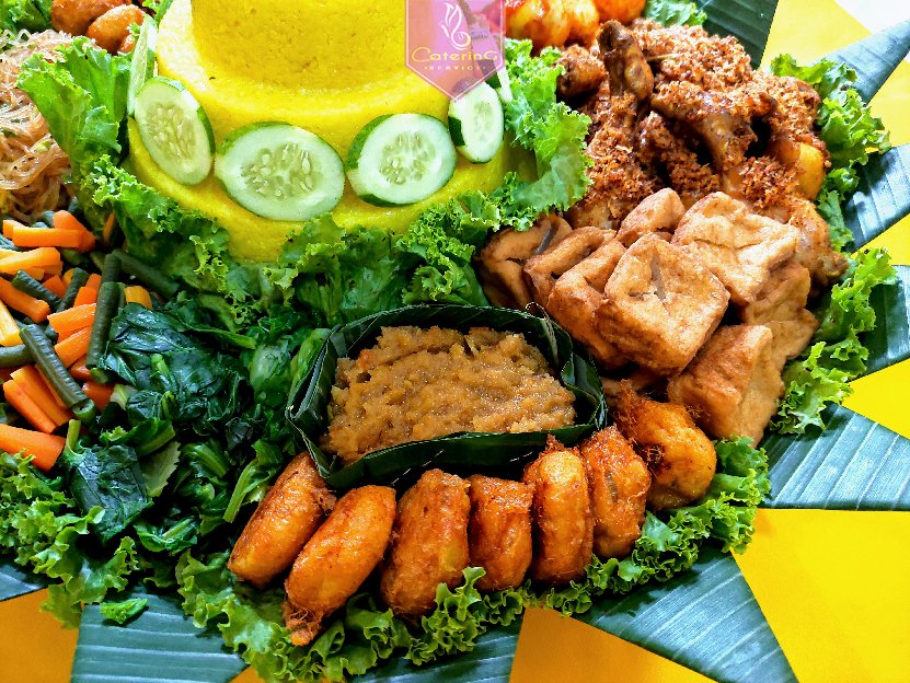 Tumpeng Besar Nasi Kuning Ayam Serundeng Komplit, Makanan & Minuman ...