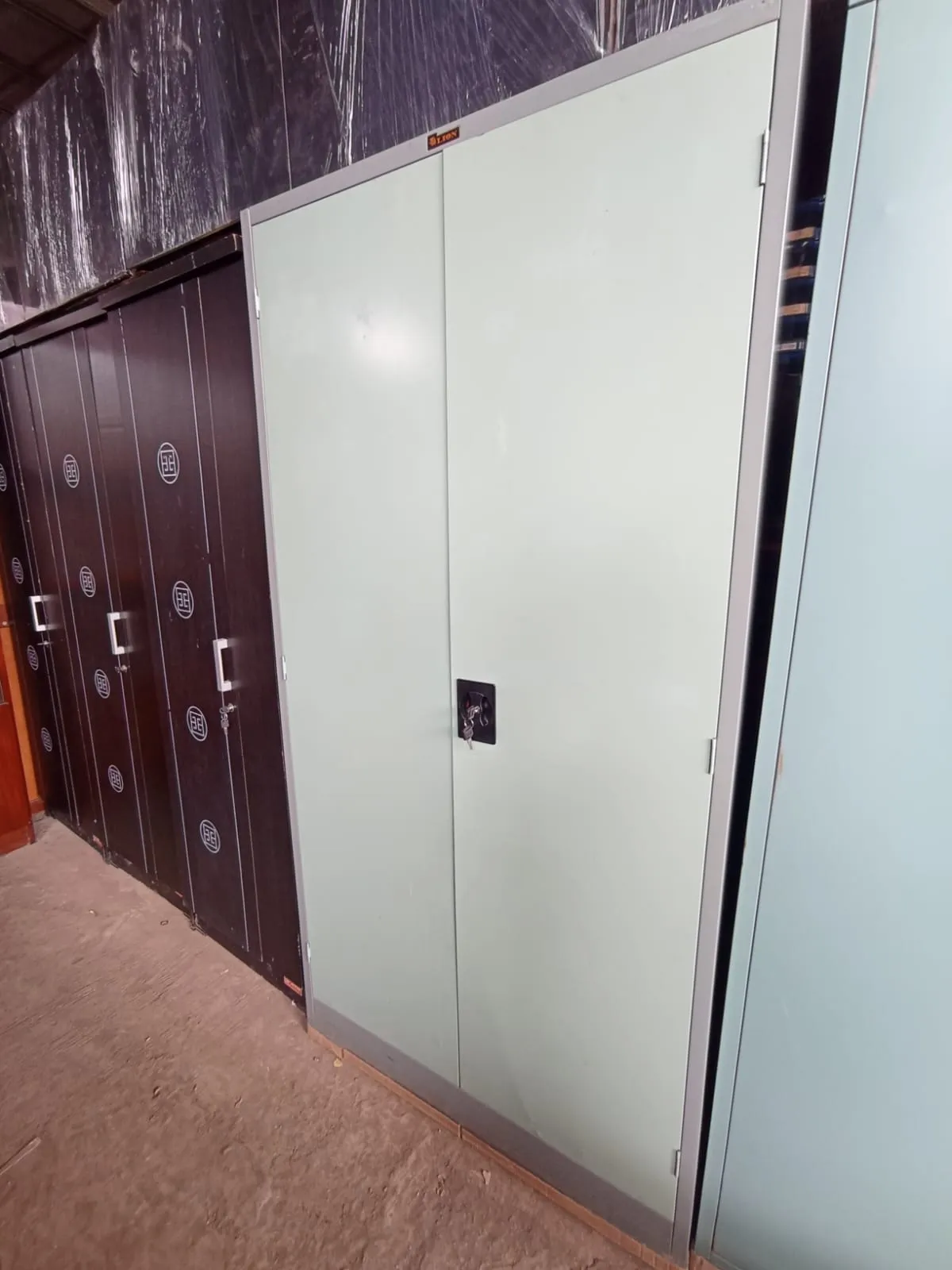 Lemari Arsip Besi 2 Pintu Ayun Merk Lion L-33, Rumah Tangga, Lain-lain ...
