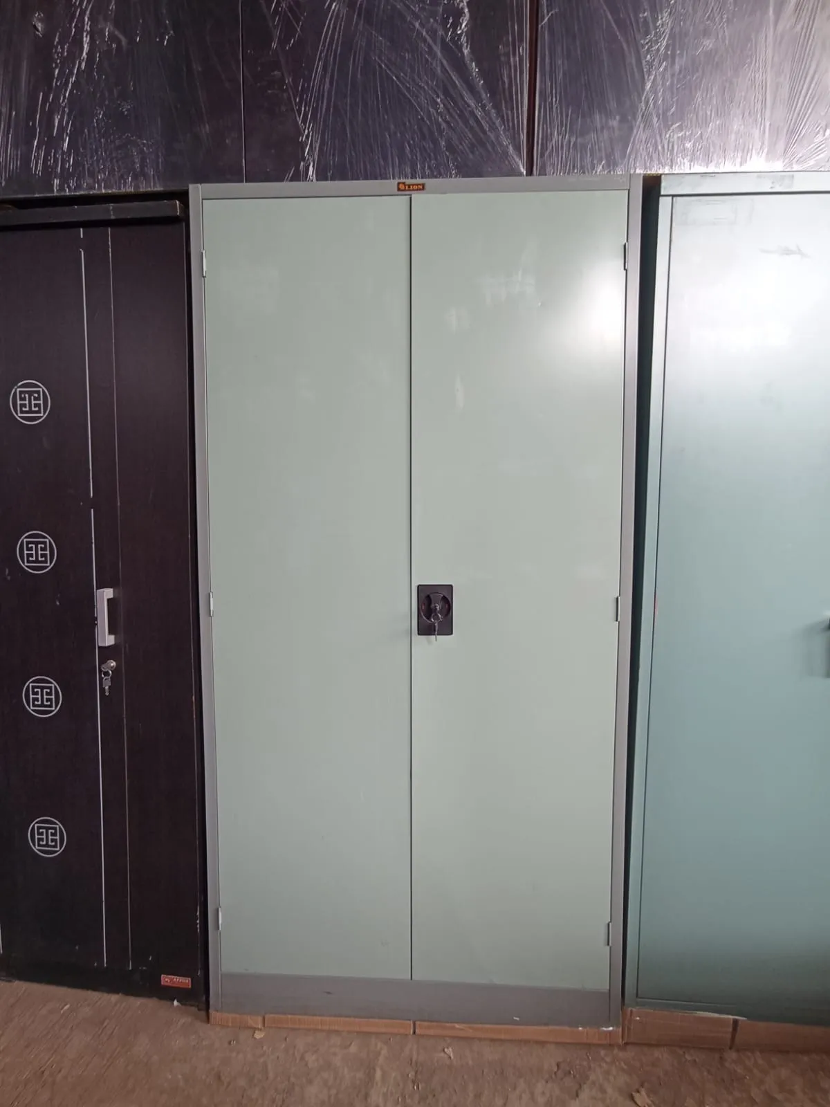Lemari Arsip Besi 2 Pintu Ayun Merk Lion L-33, Rumah Tangga, Lain-lain ...